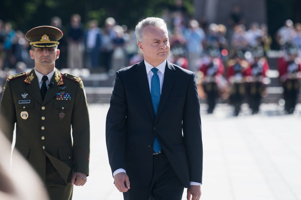Flag of the Lithuanian Armed Forces passed on to Major General ...