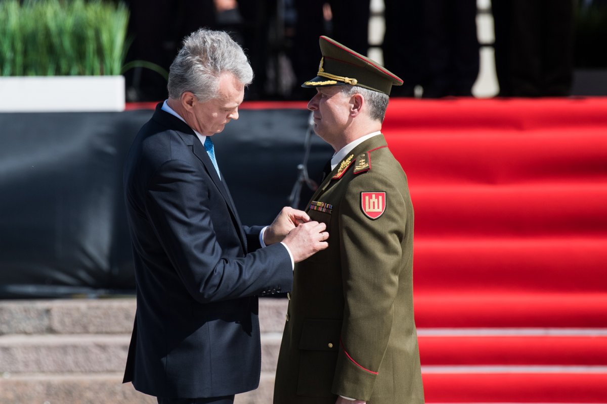 Flag of the Lithuanian Armed Forces passed on to Major General ...