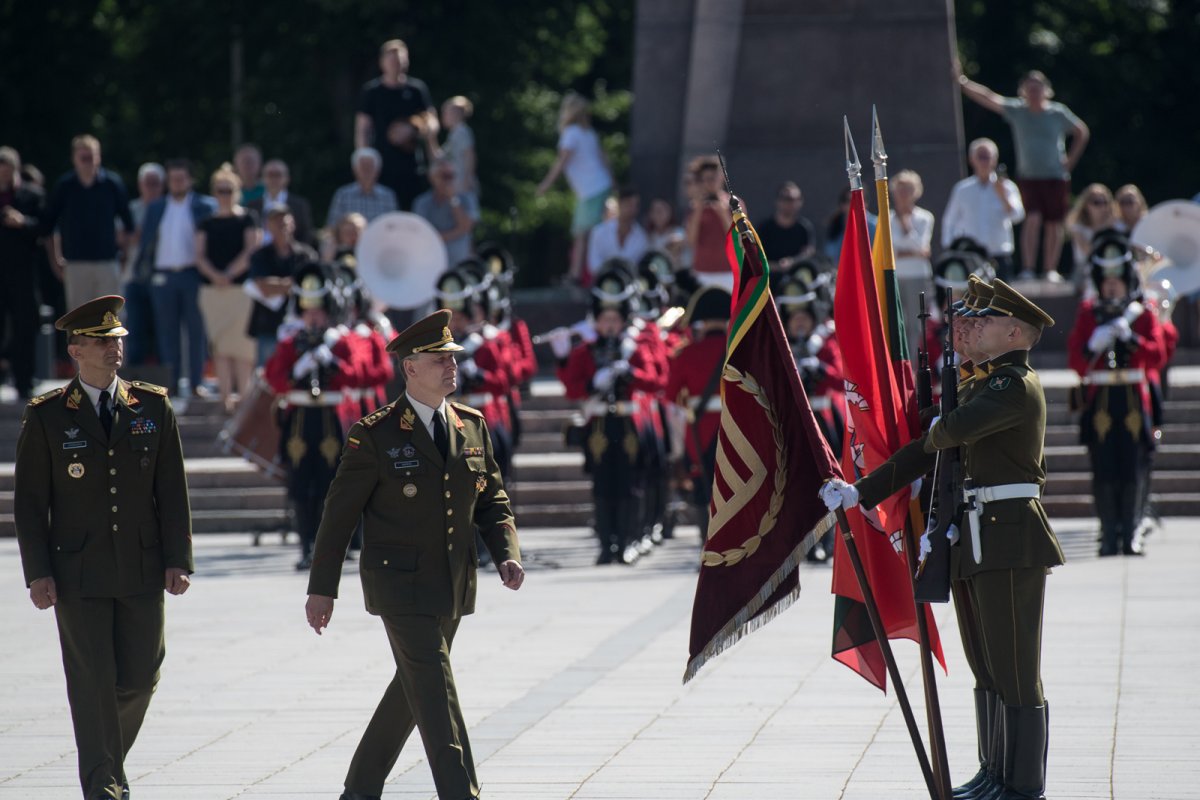 Flag of the Lithuanian Armed Forces passed on to Major General ...