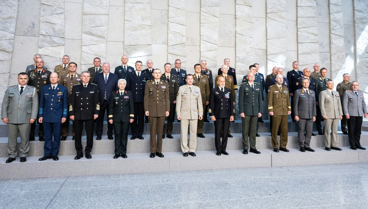 Lietuvos kariuomenės vadas generolas Raimundas Vaikšnoras dalyvavo NATO ...